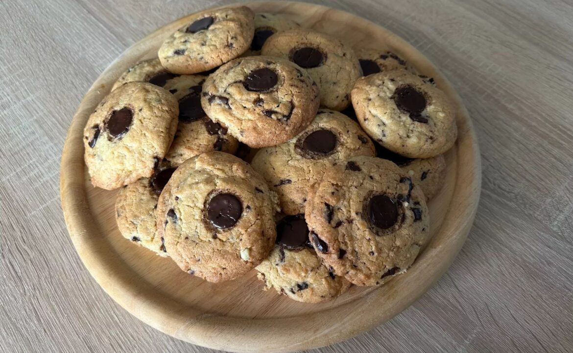 Křupavé cookies sušenky plné čokolády - rychlý jednoduchý recept na ...