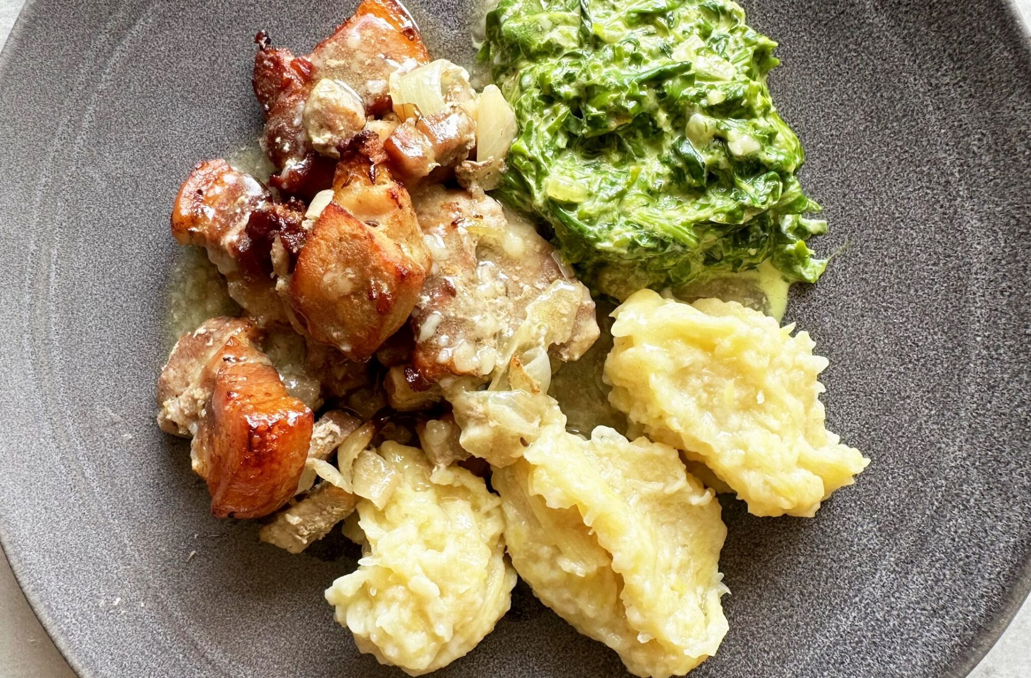 Moravský vrabec se špenátem a chlupatým knedlíkem: Tradiční delikatesa ...