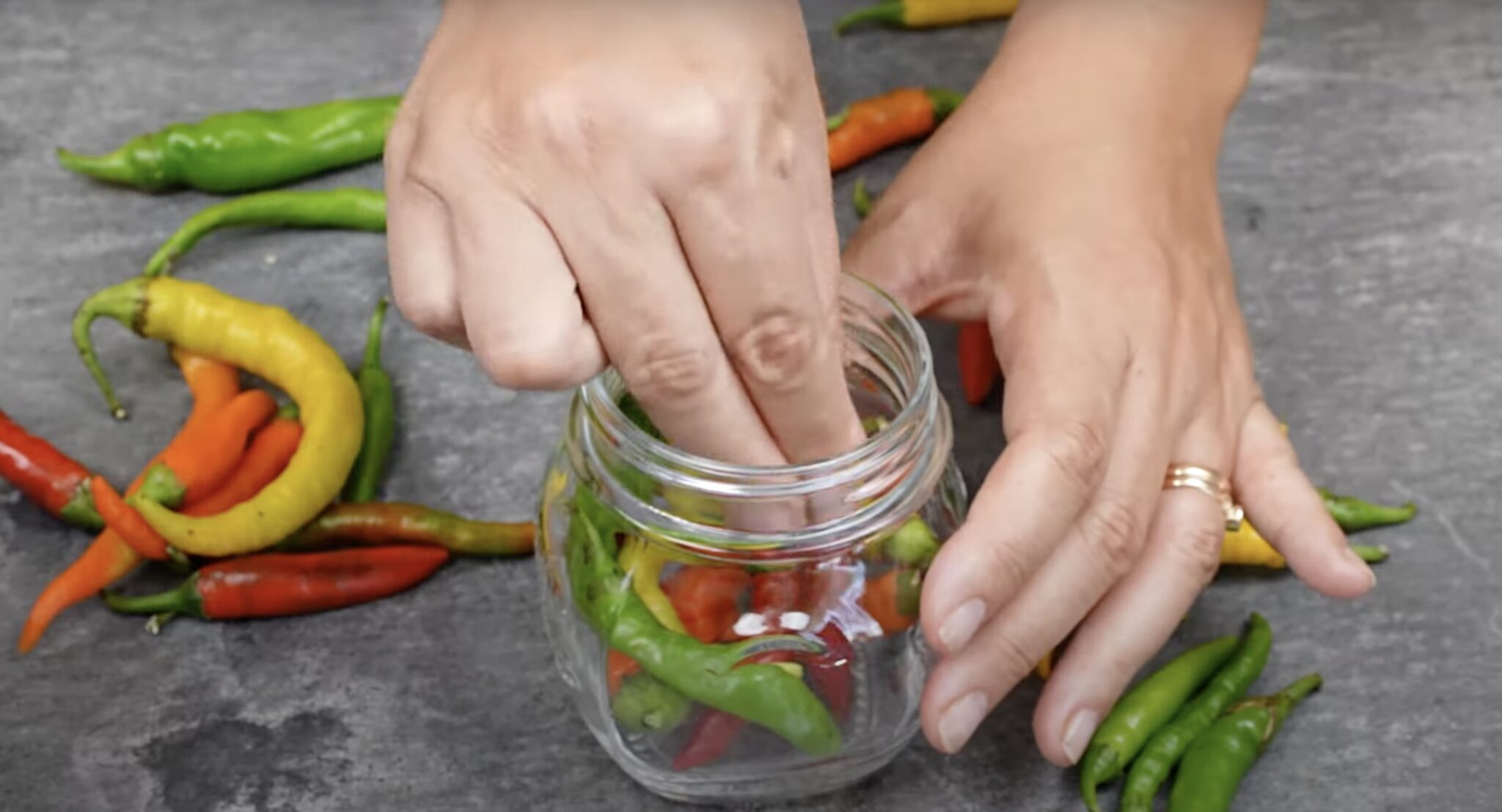 Feferonky naložené v octě bez zavařování - výborná pochoutka a příloha ...