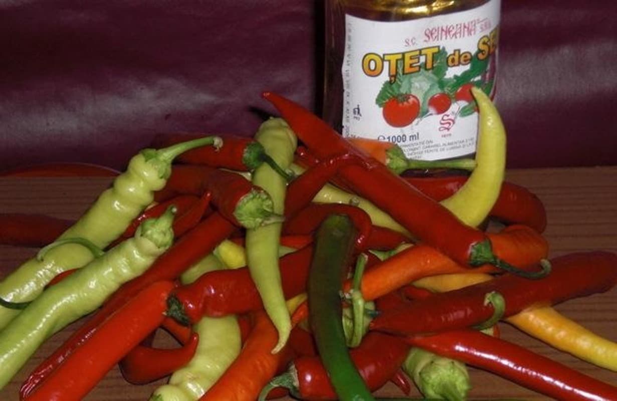 Nakládané pálivé papriky Kozí rohy, pečené v troubě - Cooky.cz