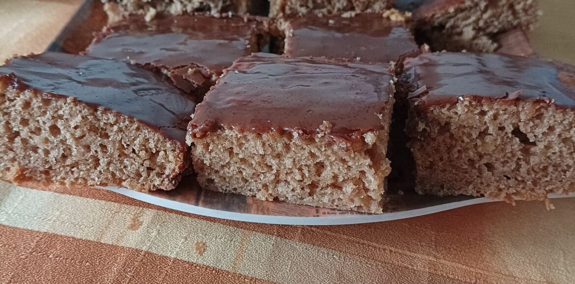 Hrnkový perník s čokoládovou polevou: Vylepšená klasika na plech s ...