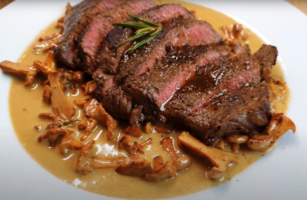 Hovězí steak s liškovou omáčkou a hranolkami - Cooky.cz