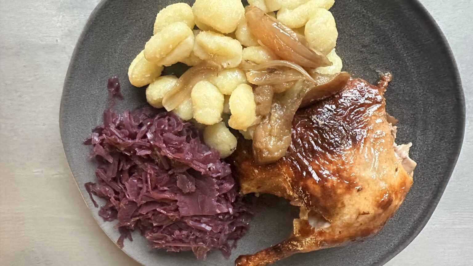 Kachní prsa upečená do růžova se žampionovou rýží na víně podlévanou ...