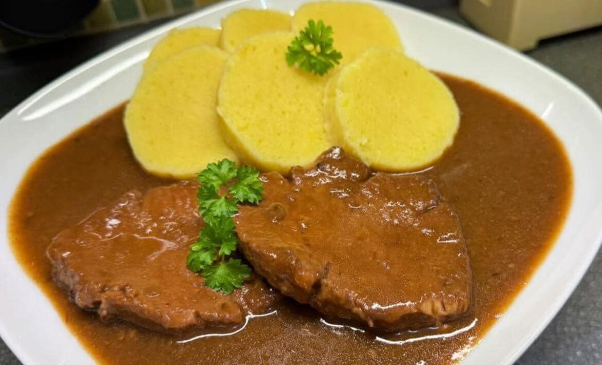 Vepřové plátky z pečeně na hořčičné omáčce s bramborovým knedlíkem