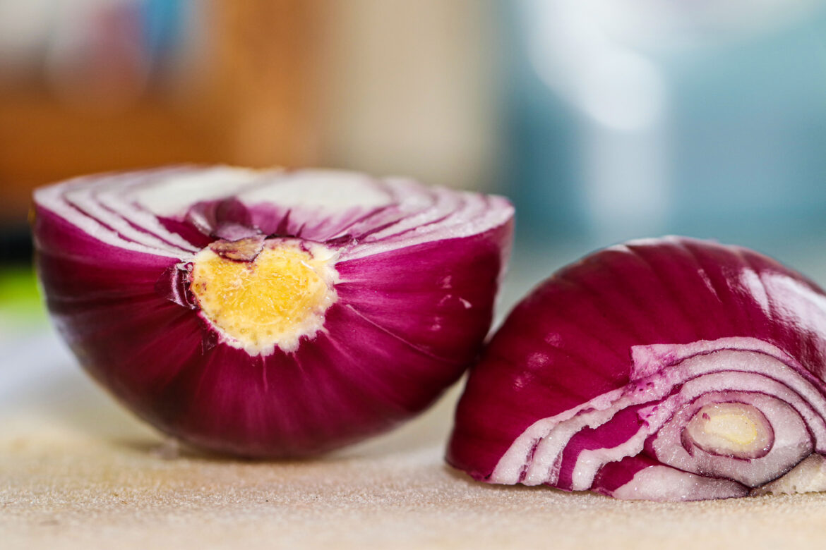 Vepřové závitky se zelím z červené cibule a karlovarský knedlík jako příloha