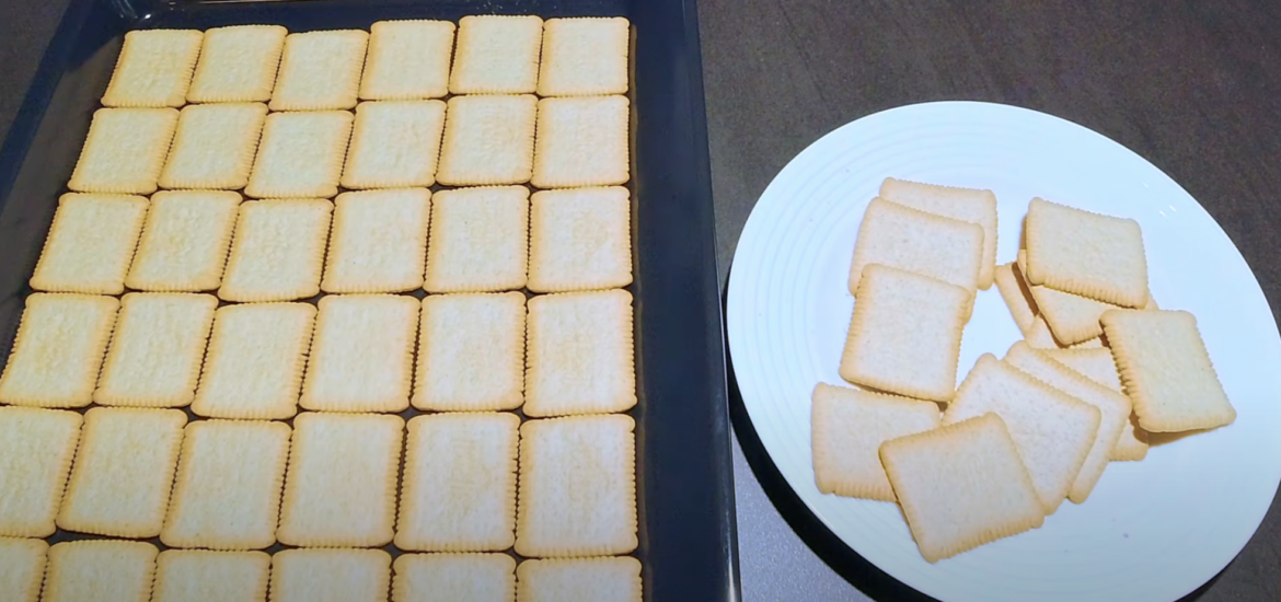 Nepečené řezy z BeBe sušenek: úžasný dezert z obyčejných oplatků, mléka ...