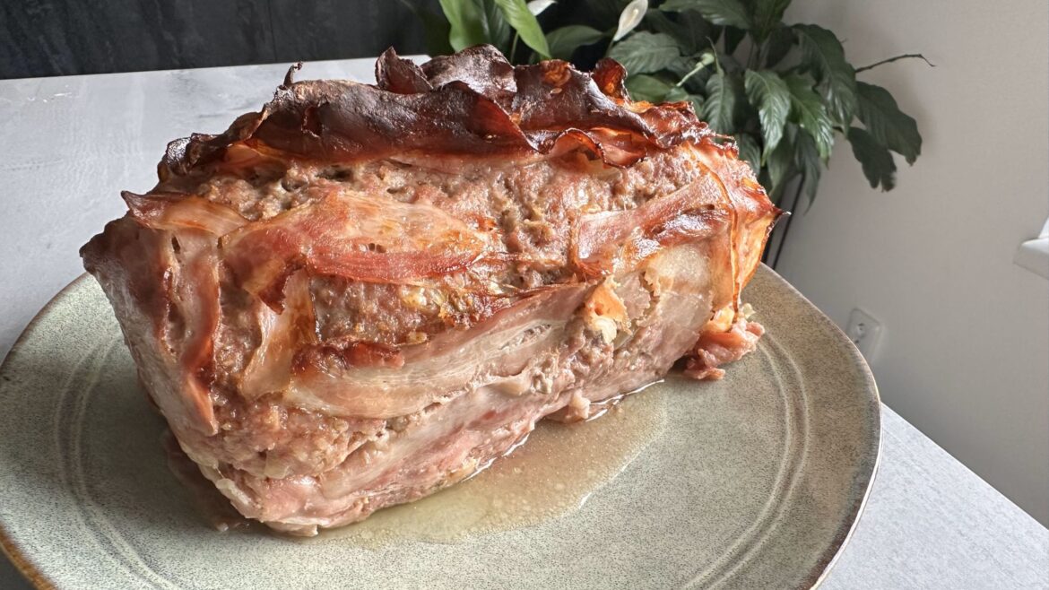 Velikonoční sekaná z mletého masa s vejci natvrdo a slaninou - Cooky.cz