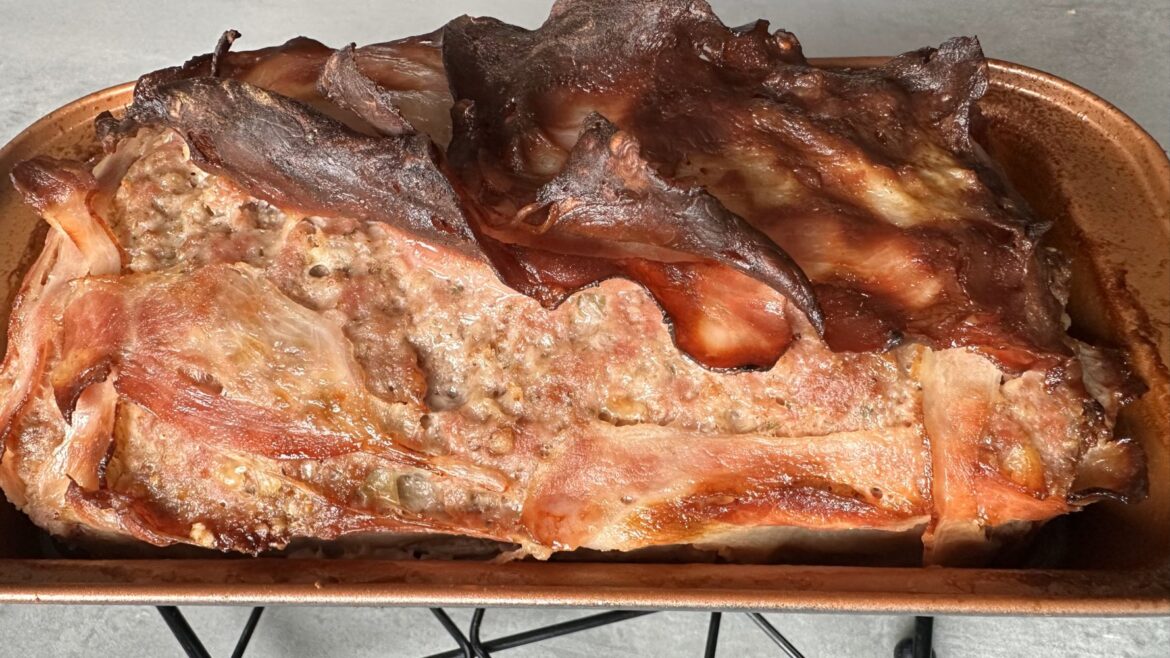 Velikonoční sekaná z mletého masa s vejci natvrdo a slaninou - Cooky.cz