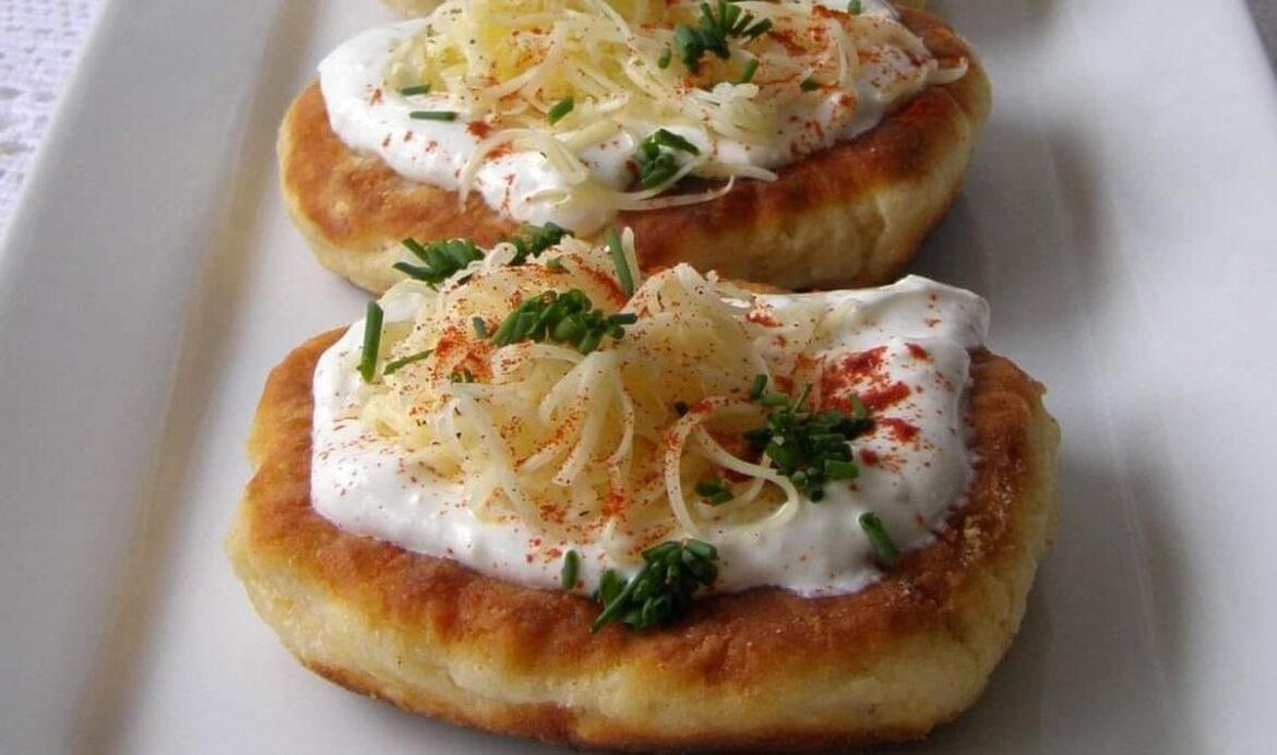 Tvarohové placičky s česnekem, sýrem a kysankou: Vypadají jako langoše ...