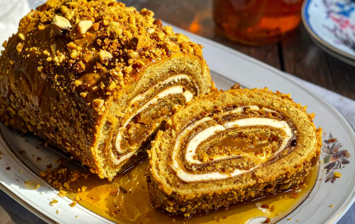 Medová roláda s krémem z mascarpone: Jemné těsto, bohatý krém jako od ...