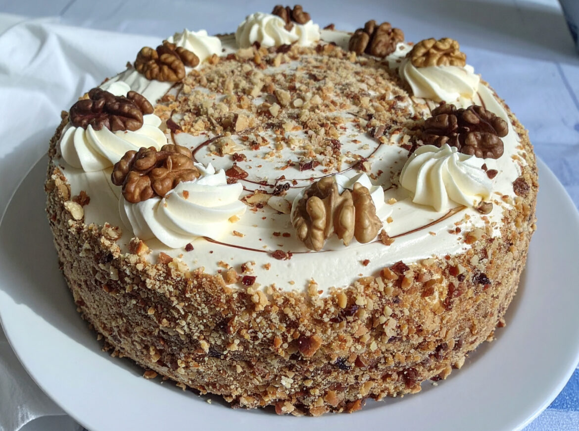 Klasický ořechový dort s máslovým krémem - Cooky.cz