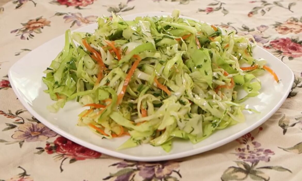 Recept na osvěžující a jednoduchý letní salát z hlávkového zelí