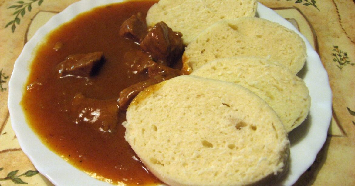 Tmavý guláš Recepty - Cooky.cz