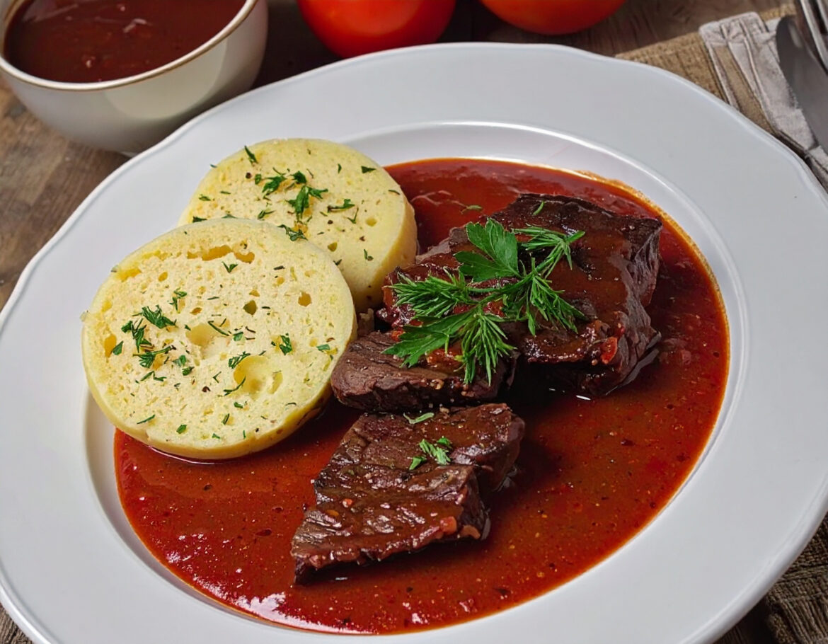 Tradiční rajská omáčka s hovězím masem a houskovým knedlíkem - Cooky.cz