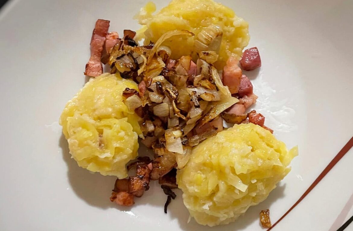 Chlupaté knedlíky se slaninou a cibulkou: Tradiční jídlo z hor, chalup ...