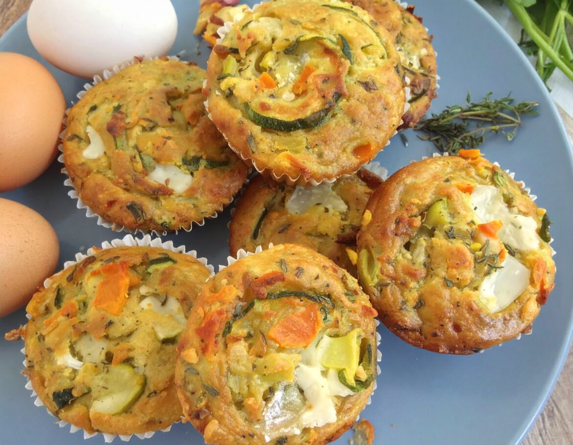 Slané zeleninové muffiny z cukety, brambor, mrkve a česneku - Cooky.cz