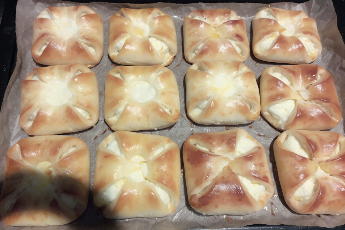 Tvarohové šátečky s posypkou z tvarohového těsta bez kynutí - Cooky.cz