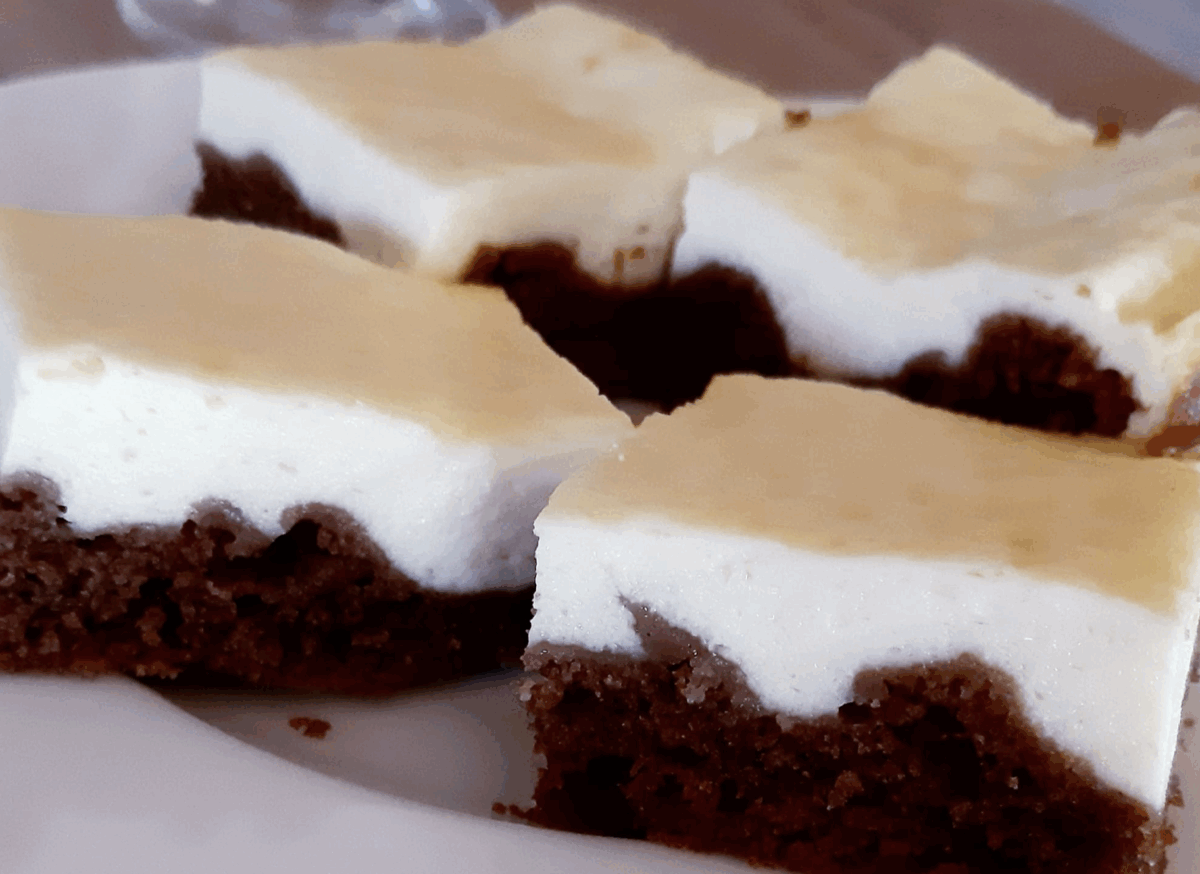 Buchta nebe v puse, která vypadá jako noc a den - kakaové těsto s ...