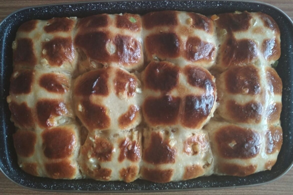 Mazancové bochánky hot cross buns. Anglické mazanečky s křížkem ...