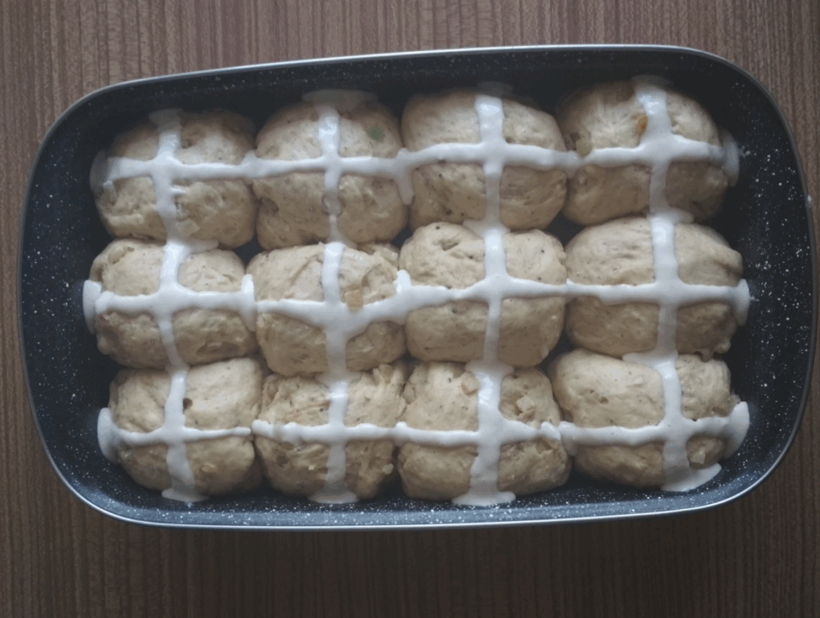 Mazancové bochánky hot cross buns. Anglické mazanečky s křížkem ...
