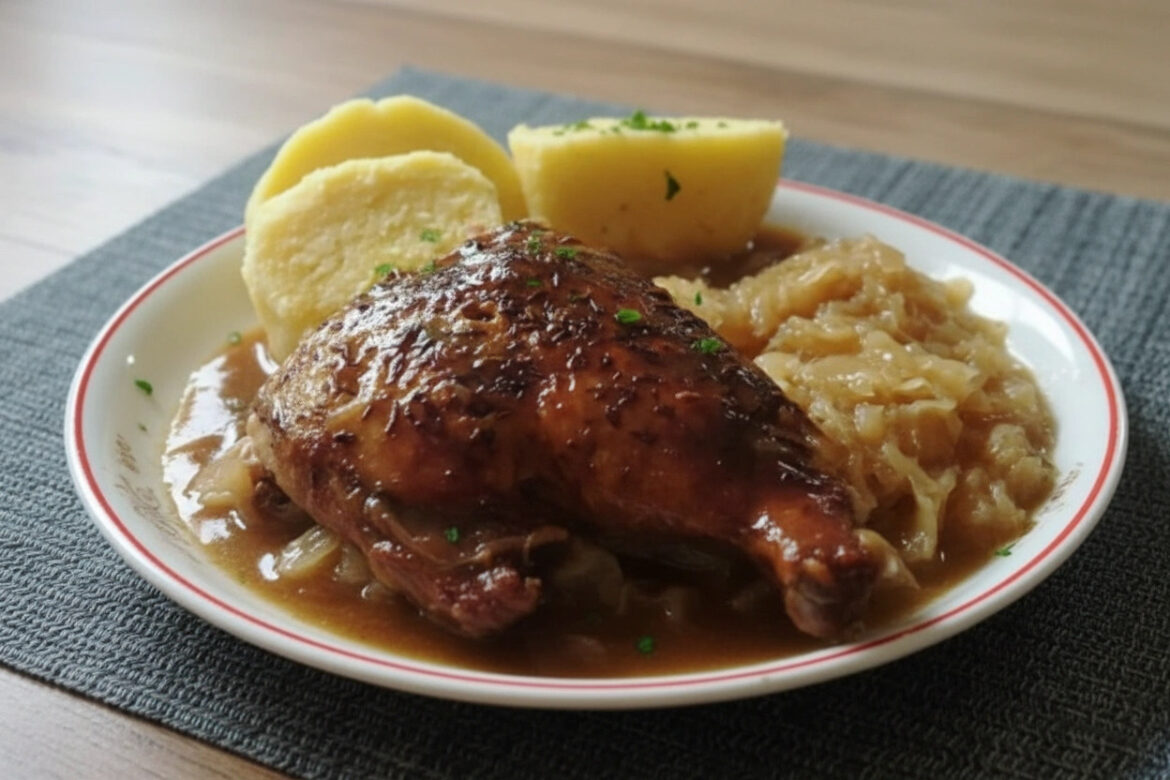 Pečená kachna s bramborovým knedlíkem a zelím - Cooky.cz