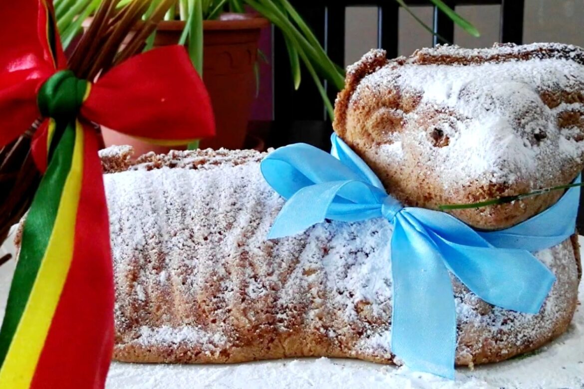 Velikonoční beránek z třeného těsta s kandovaným ovocem - Cooky.cz