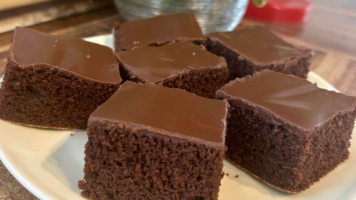 Rychlá kakaová buchta s ořechy a polevou - Cooky.cz
