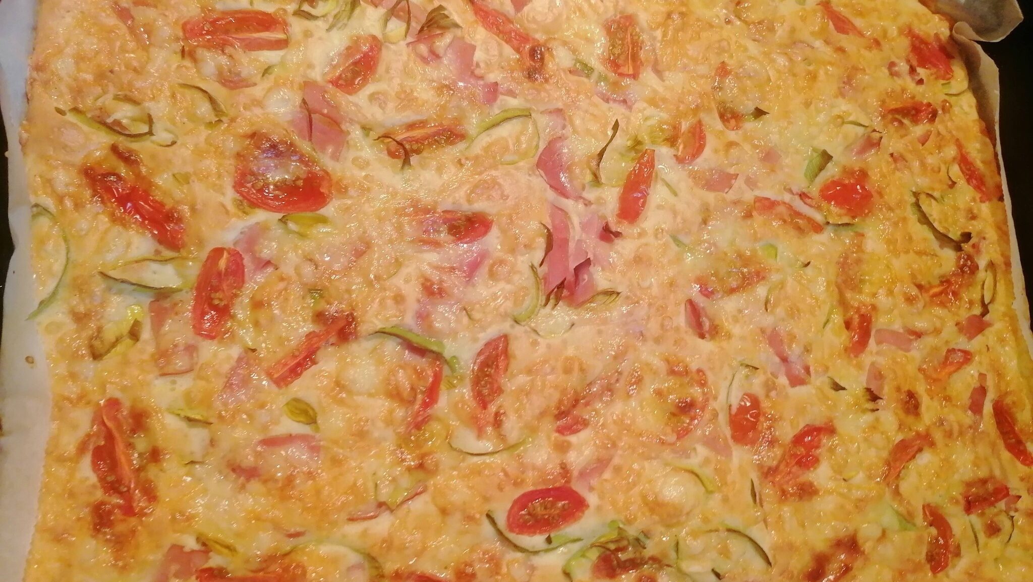 Slaná palačinka z plechu se šunkou, sýrem a rajčaty, která nasytí ...