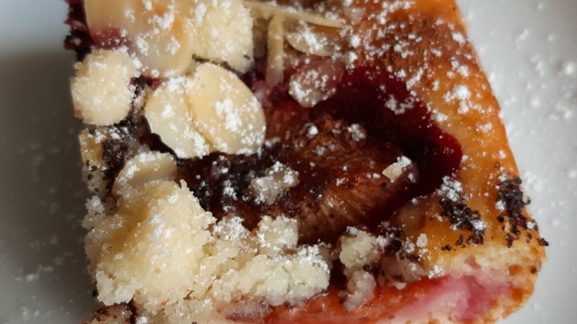 Jogurtovo-švestkový koláč s drobenkou recept